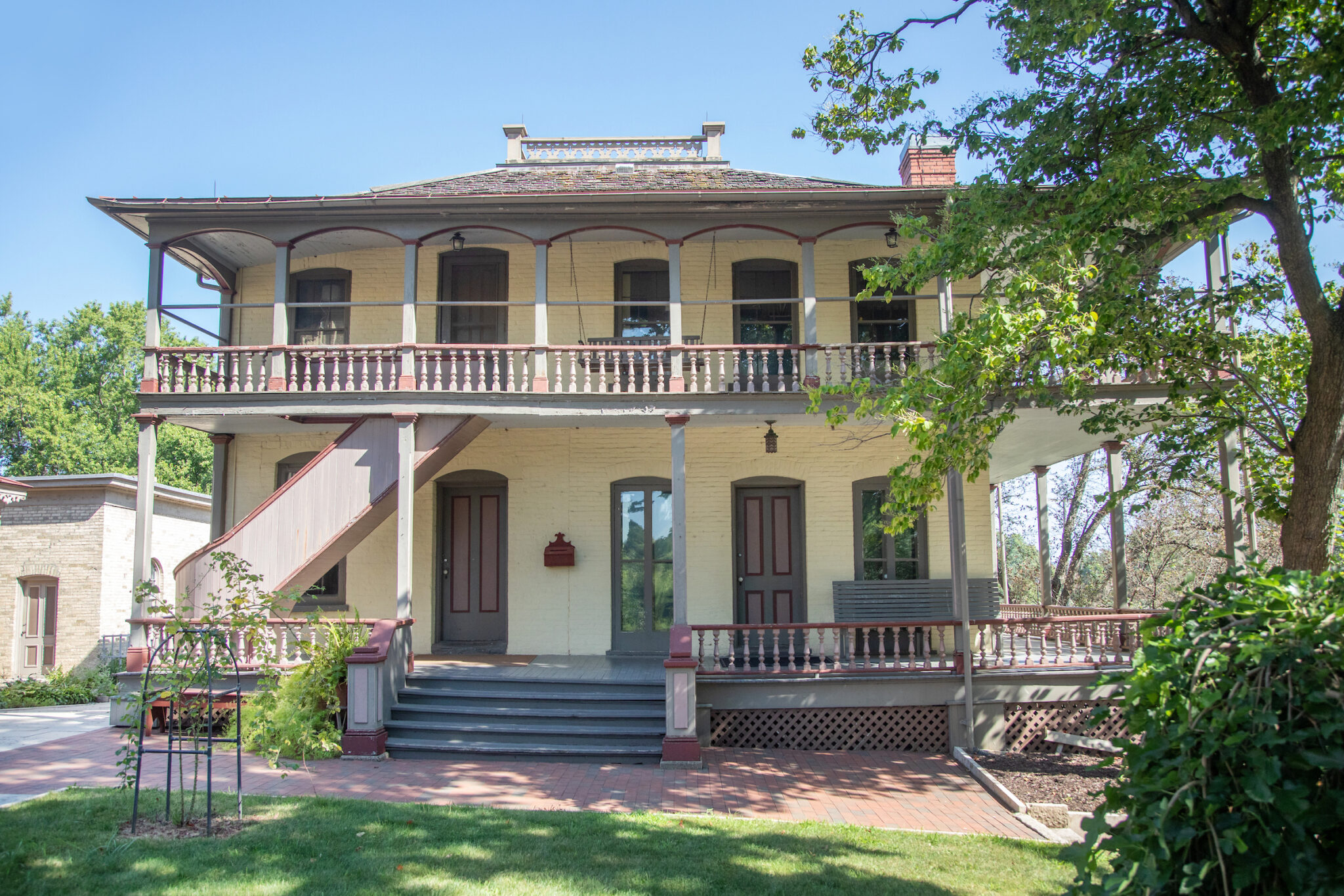 Explore - Villa Louis